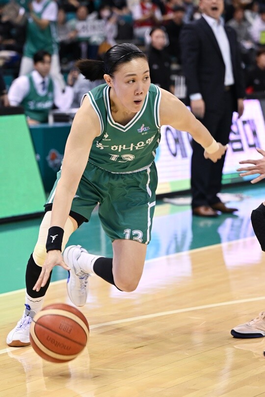 [BK 리뷰] 더 간절했던 하나원큐, BNK 10연패로 몰아넣어 … 5위 신한은행과 1게임 차