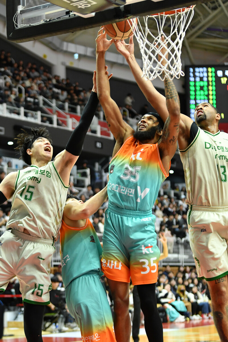 [BK 리뷰] '후반에 살아난 패리스 배스, 문성곤 3점 4방' KT, DB 제압