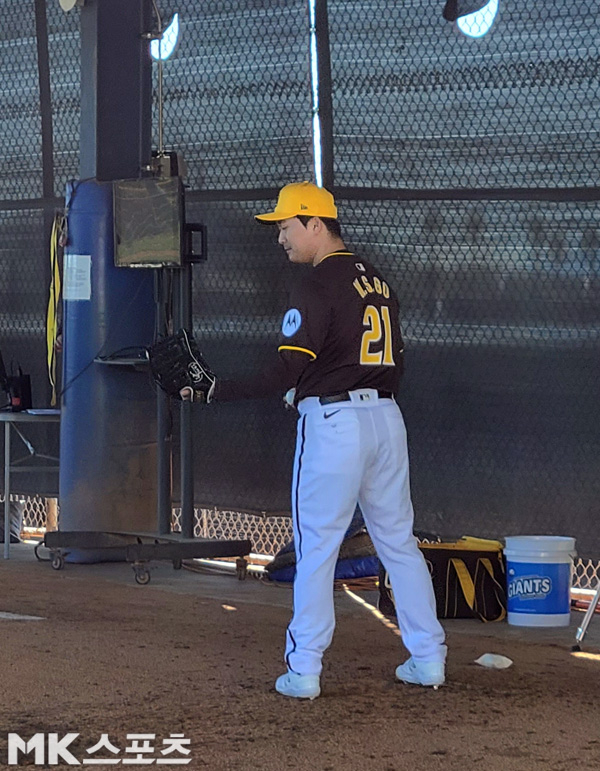 “생각도 못했는데...” LG 선수단 선물에 감동한 고우석 [MK현장]