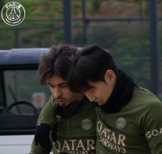 '손흥민과 사과 엔딩' 이강인, 밝은 얼굴로 PSG 훈련 참여...2G 연속 선발 정조준!