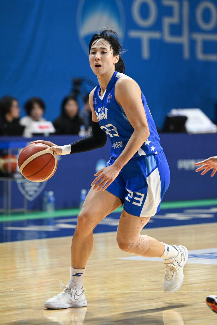 우리은행 완승으로 김단비 318승, 역대 WKBL 선수 최다승 기록