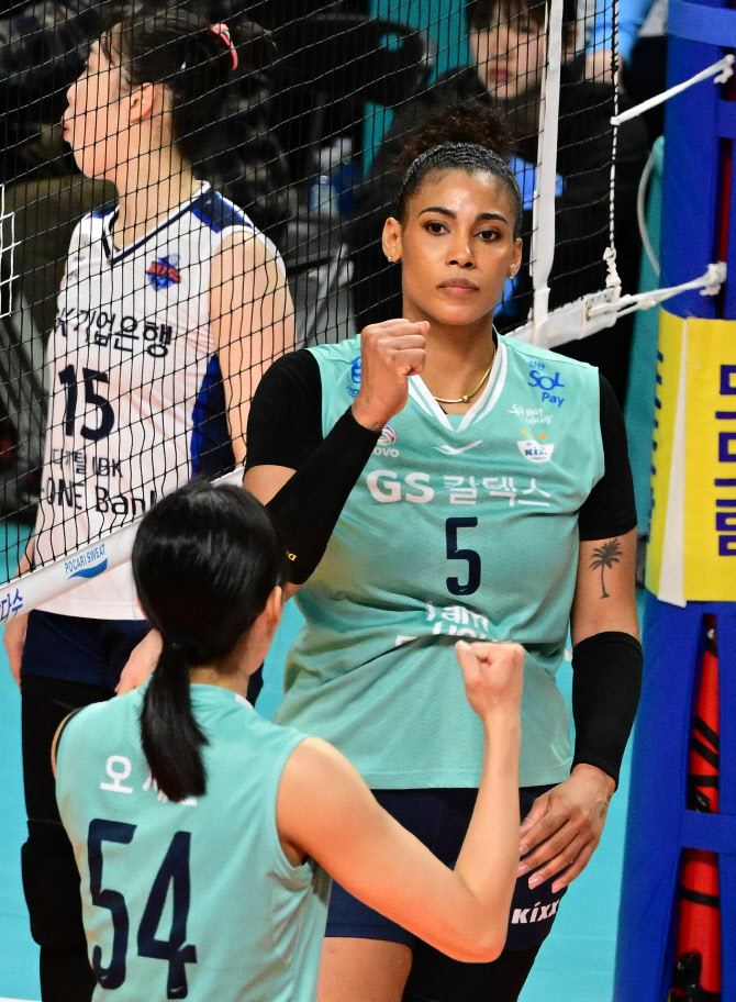 '4위' GS칼텍스, IBK기업은행 꺾고 봄배구 불씨 되살렸다