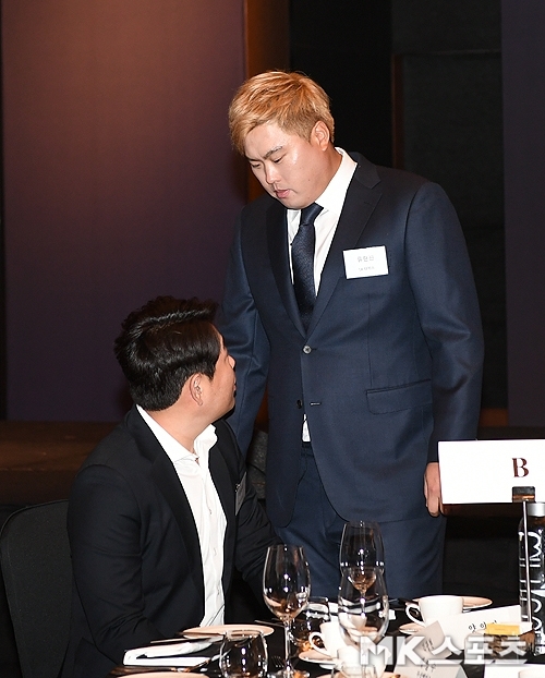 류현진과 함께 8년 더 뛴다? 양의지 “나는 그때까지 힘들 듯…한국야구 인기 더 살려주길” [MK미야자키]