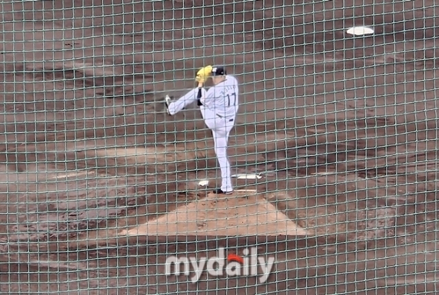 '최고 155km 쾅!' 사사키 1이닝 무실점, '2루타' 윤동희 유일하게 자존심 살렸다 [MD오키나와]
