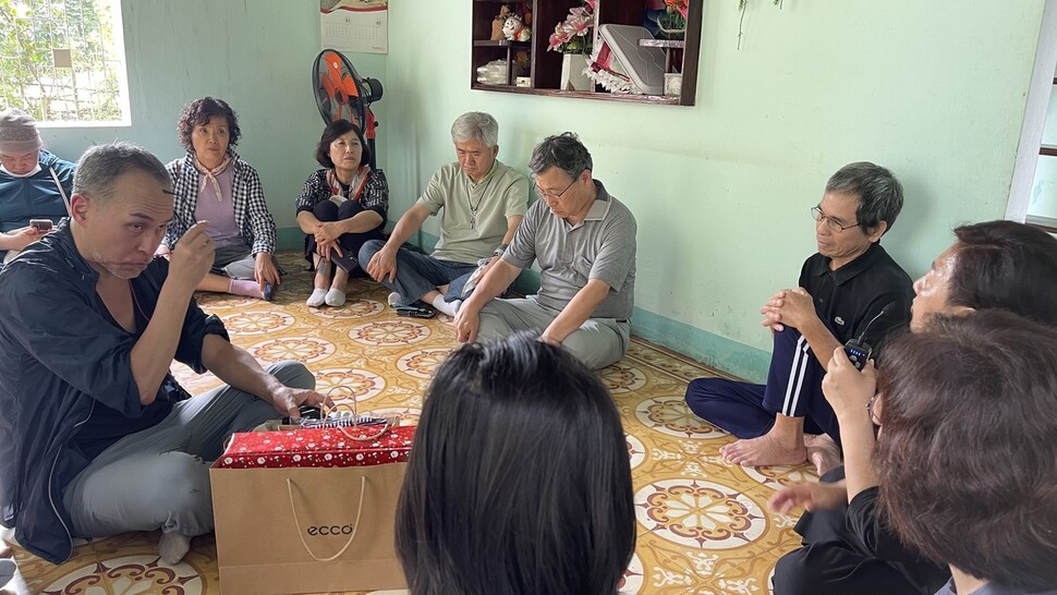 정근식 전 진실화해위원장 베트남전 민간인 학살 마을 찾아 유족 위로