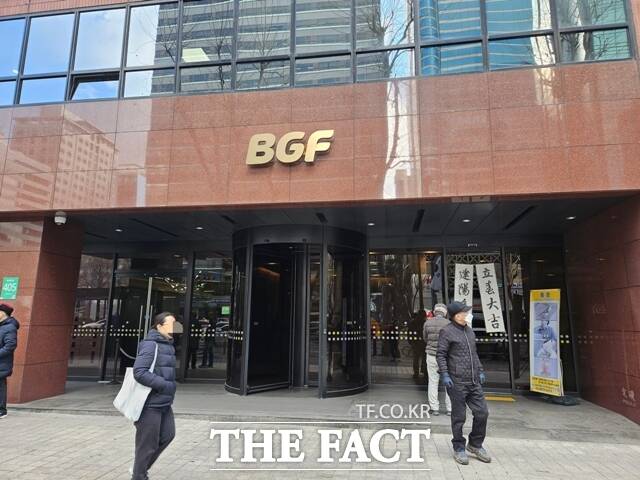 [비즈토크 ] 회사 앞에 '트럭' 떡하니…BGF리테일 직원들 시위 나선 이유는