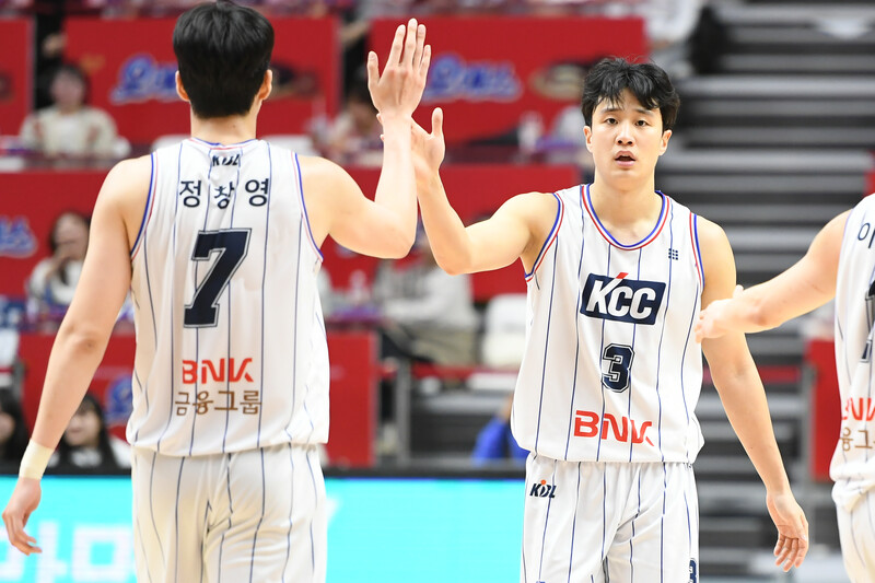 [BK 리뷰] '허웅 버저비터 3점' KCC, 명승부 끝에 KT에 재역전승