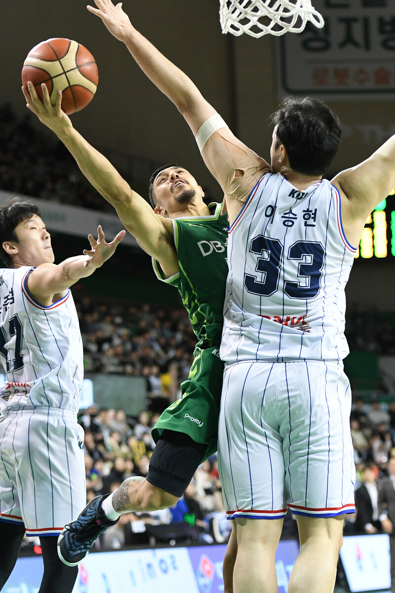 [BK 리뷰] '219점 합작' 화력 싸움에서 승리한 DB, KCC 제압하고 매직 넘버 2로 줄여