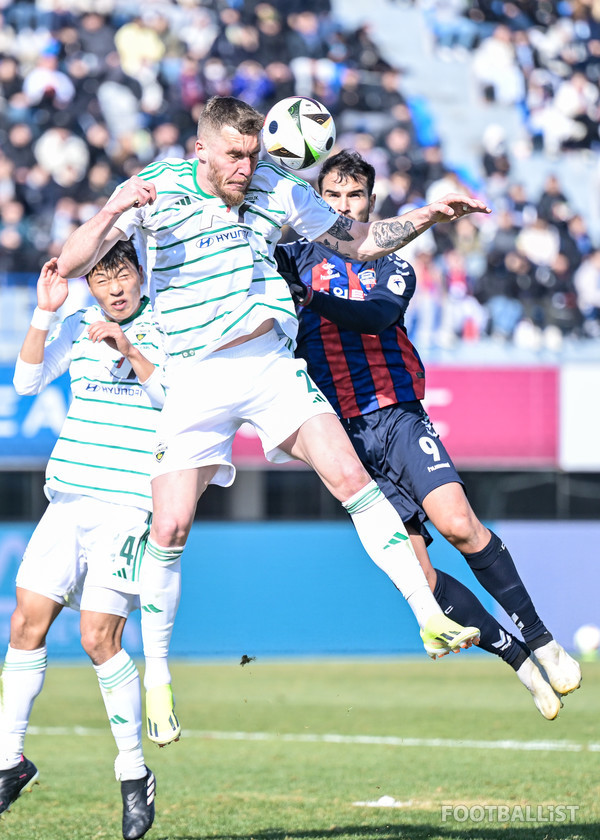 [포토] '공중볼 지켜낸다' 페트라섹