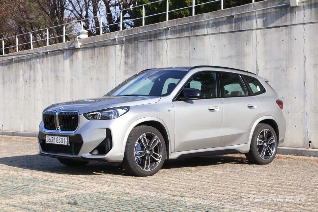 [시승기] BMW X1 M35i xDrive, 작고 빠른 차에 대한 정답 | 탑라이더