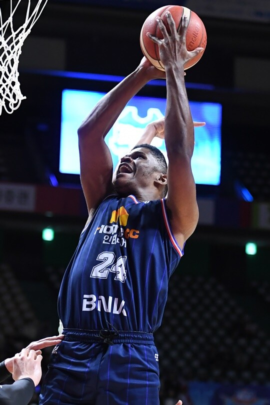 [BK 리뷰] 화끈하게 달린 KCC, KT 제압 … 플레이오프 확정