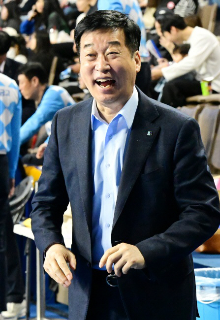 IBK기업은행, 김호철 감독과 재계약