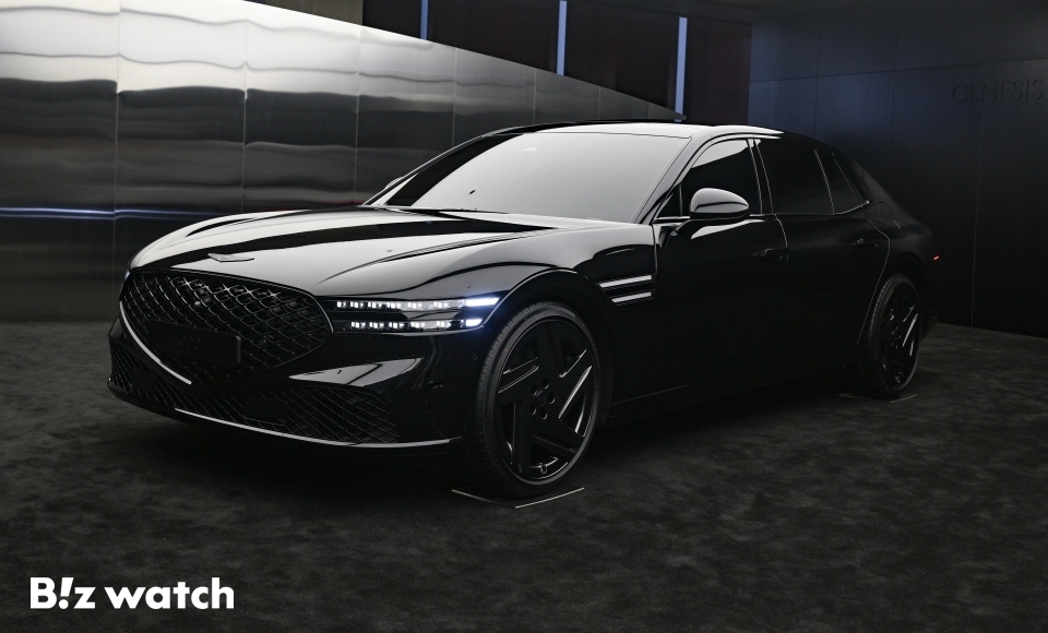 '억소리' G90 블랙 출시…반토막 판매량에 날개 달까