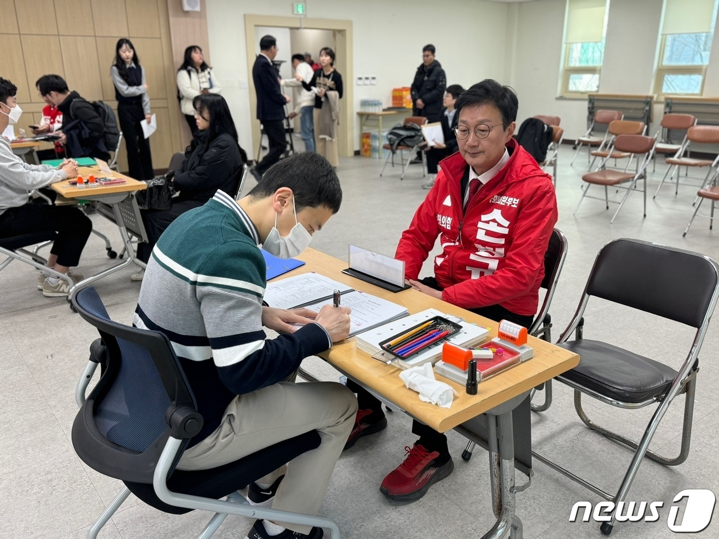 "끝까지 잘해봅시다" 선관위서 만난 국힘·민주 후보들 '포옹'