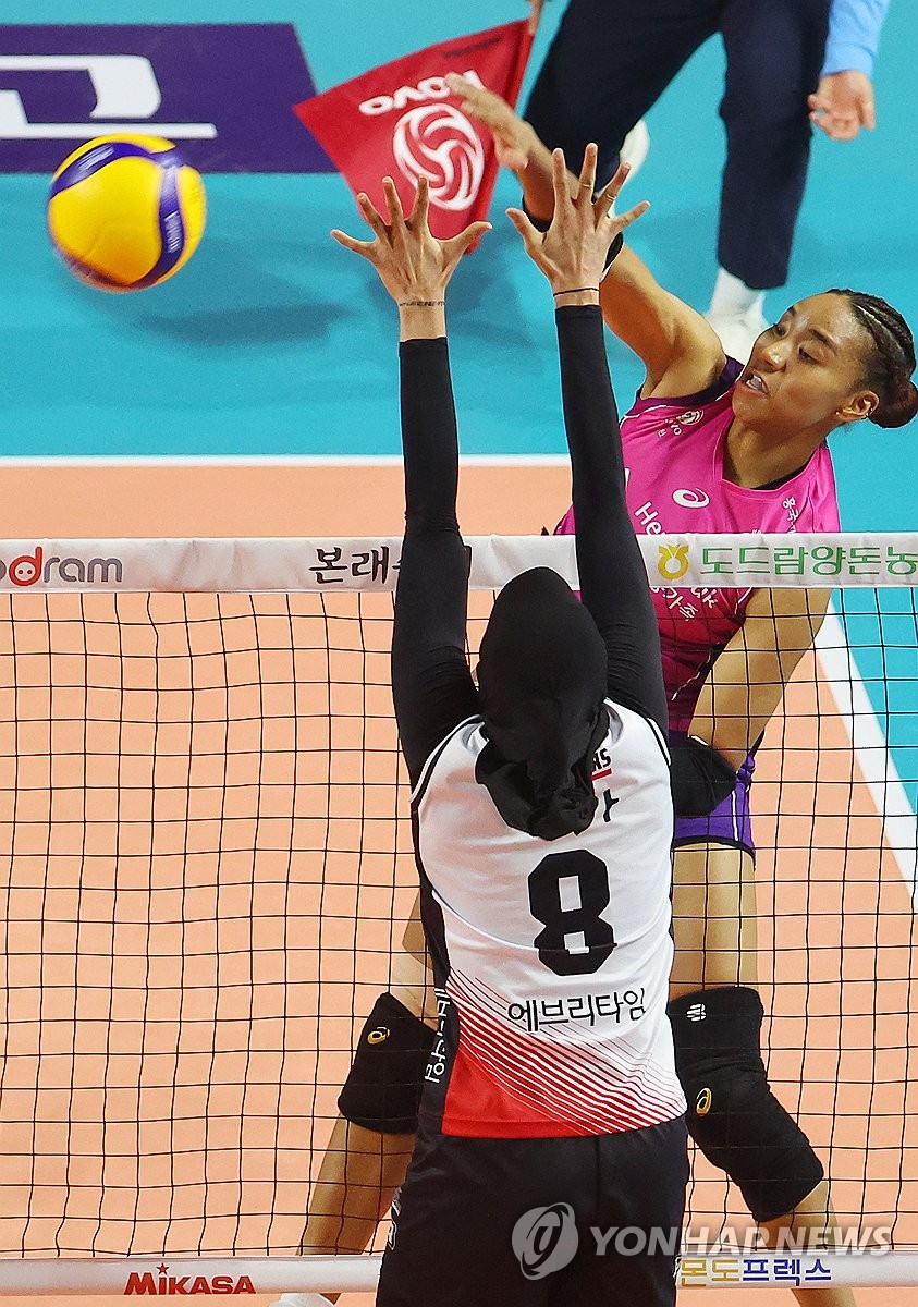 공격하는 레이나