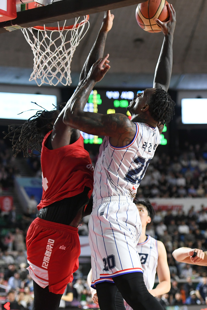 '단기전 슈퍼팀' KCC, PO 1차전서 SK에 18점차 완승...92.3% 4강 진출 확률 잡았다