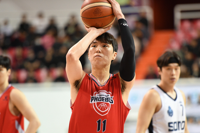 대학동기 하윤기 vs 이우석… 6강 PO ‘맞짱’