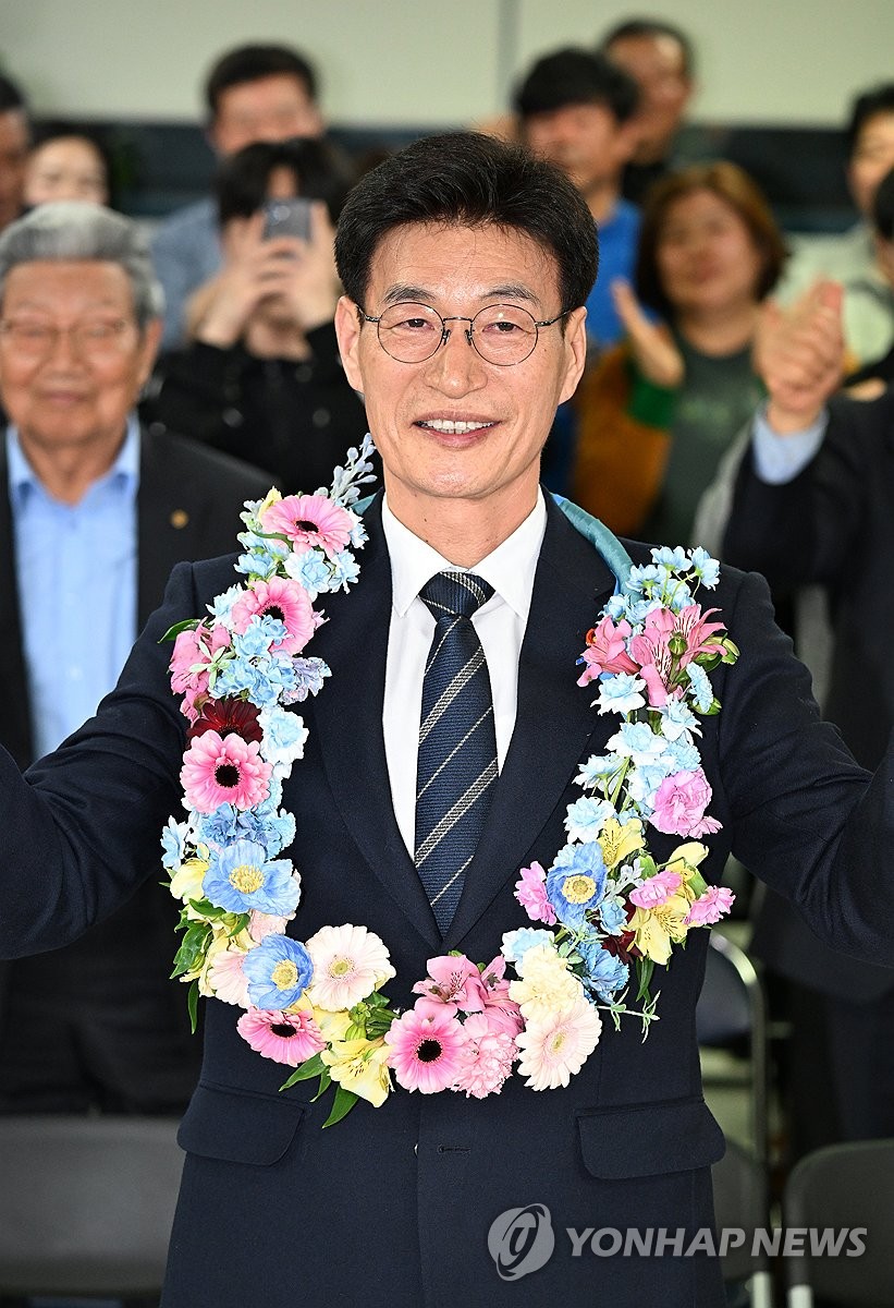 환호하는 문대림 후보와 지지자들