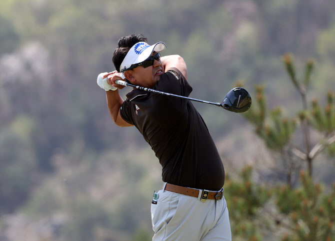 ‘부상 투혼’ 박상현, KPGA투어 개막전 3R 선두…“반드시 우승하겠다”