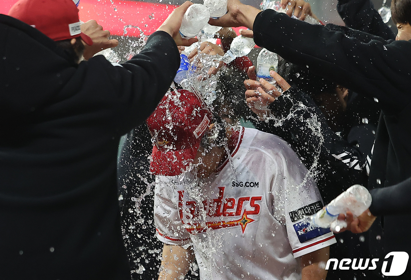 최정, KIA전 9회 동점포로 '467호' 이승엽과 '최다 타이'…SSG 극적 역전승(종합)