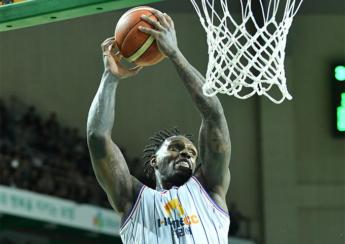 정규리그 1위 꺾은 ‘슈퍼팀’… KCC, DB 기선제압