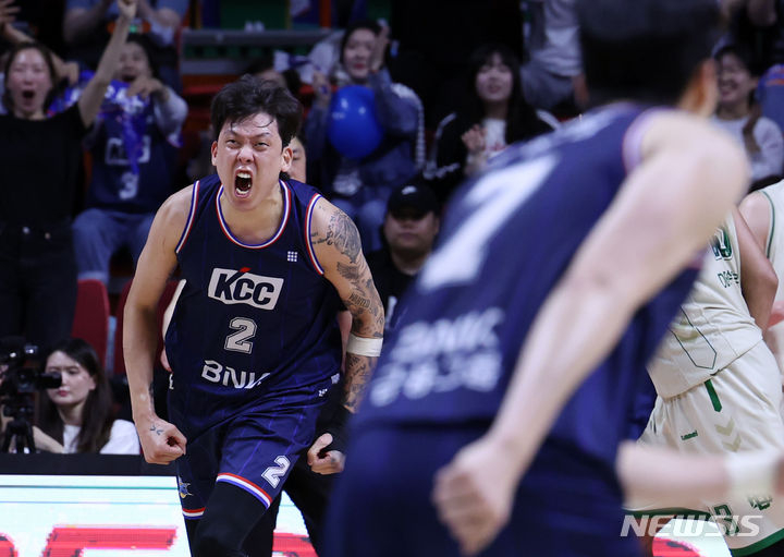 KCC 챔결까지 1승 남았다! 4강 PO 3차전 DB 제압... 허웅+라건아+최준용 71점 합작