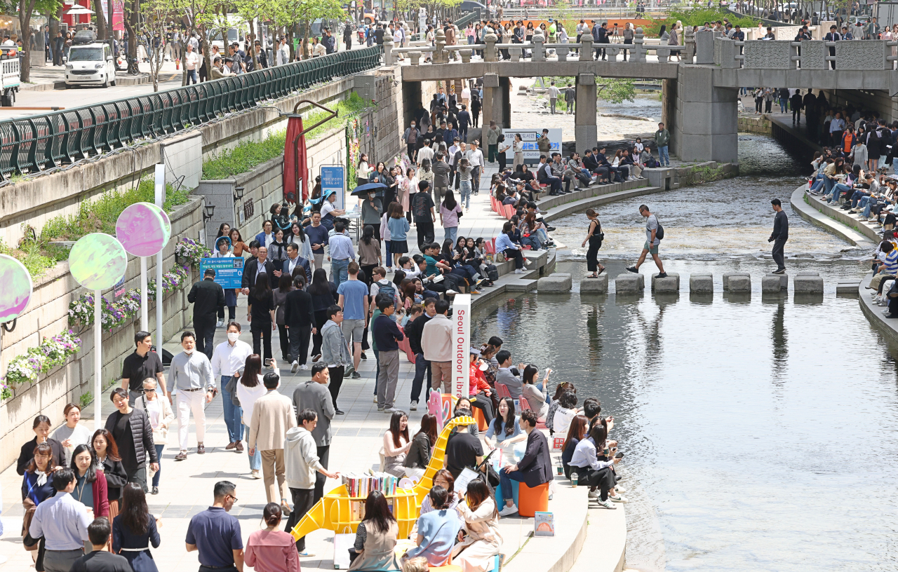 Seoul Outdoor Library reopens with expansion to Cheonggyecheon