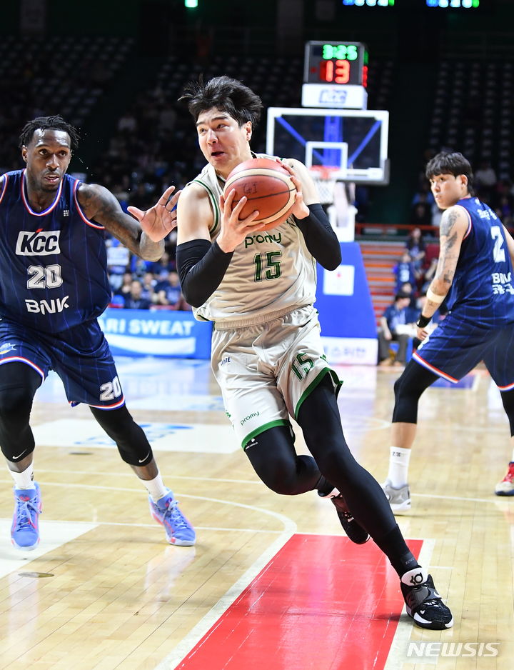 프로농구 '김종규 5반칙' 중 판정 4개 문제…DB-KCC 3차전 심판설명회