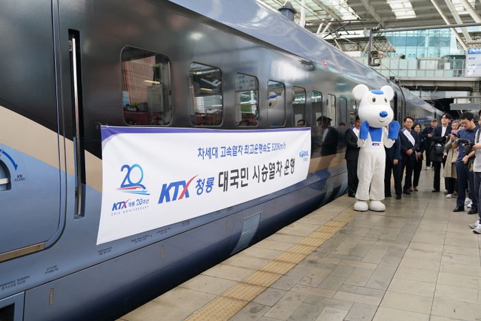 신형 고속열차 'KTX-청룡' 국민 330명 싣고 첫 질주