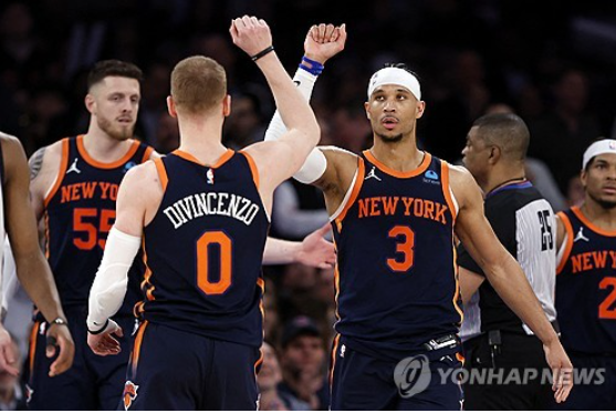 [NBA PO] 96-101→104-101, 27초 만에 극적으로 뒤집었다…뉴욕, 엠맥듀오 앞세운 PHI에 2연승