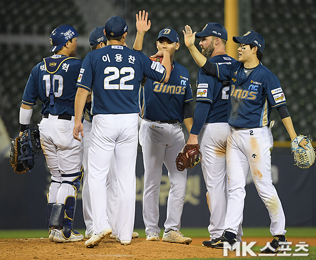 NC ‘두산 꺾고 하이파이브’ [MK포토]