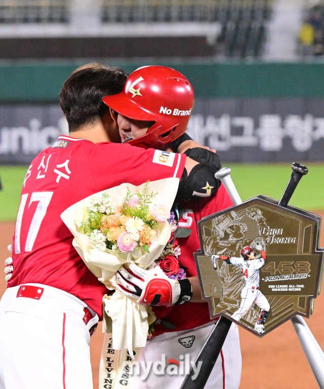 KBO 新 468호 폭발! '게임체인저' 최정이 바꾼 분위기…'0-2→4-2→4-7→12-7' SSG 2연패 탈출, 롯데 4연승 실패 [MD부산]