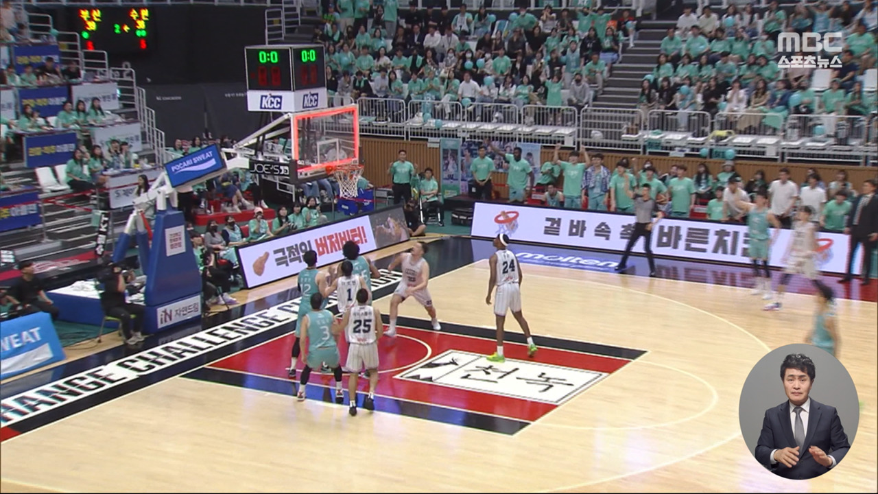 '폭풍 3쿼터' KCC '1차전 17점차 완승'