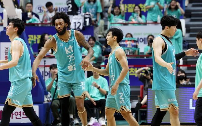 '후반 36점' 수원 KT 배스도 부산 KCC 전창진 감독도 "허훈!"