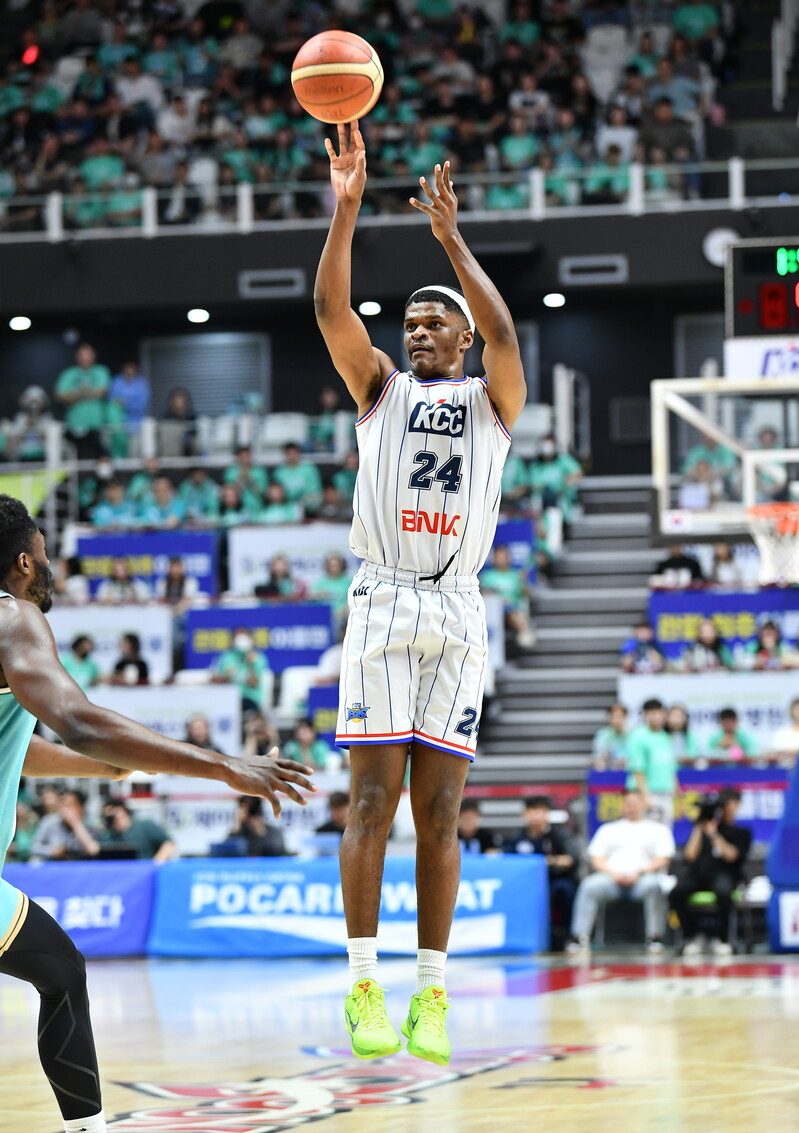 [KBL FINAL] 기록 세우고 패한 KCC 알리제 존슨, “배스의 약점을 공략하기보다...”
