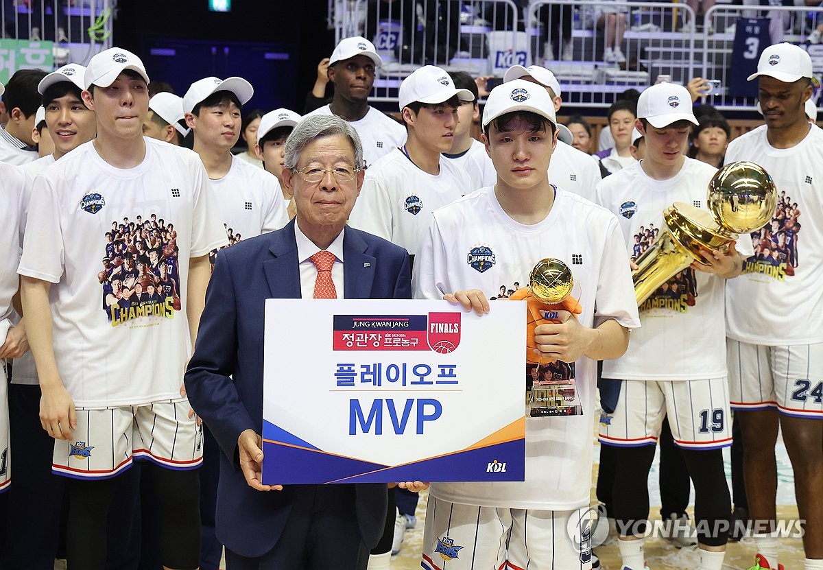 KCC 허웅, 아버지 허재 이후 26년 만에 MVP…kt 허훈도 맹활약
