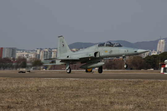 “北 미그-21 온몸으로 막아낸 KF-5 제공호 퇴역식도 F-4처럼 명예롭게 치르자”[정충신의 밀리터리 카페]