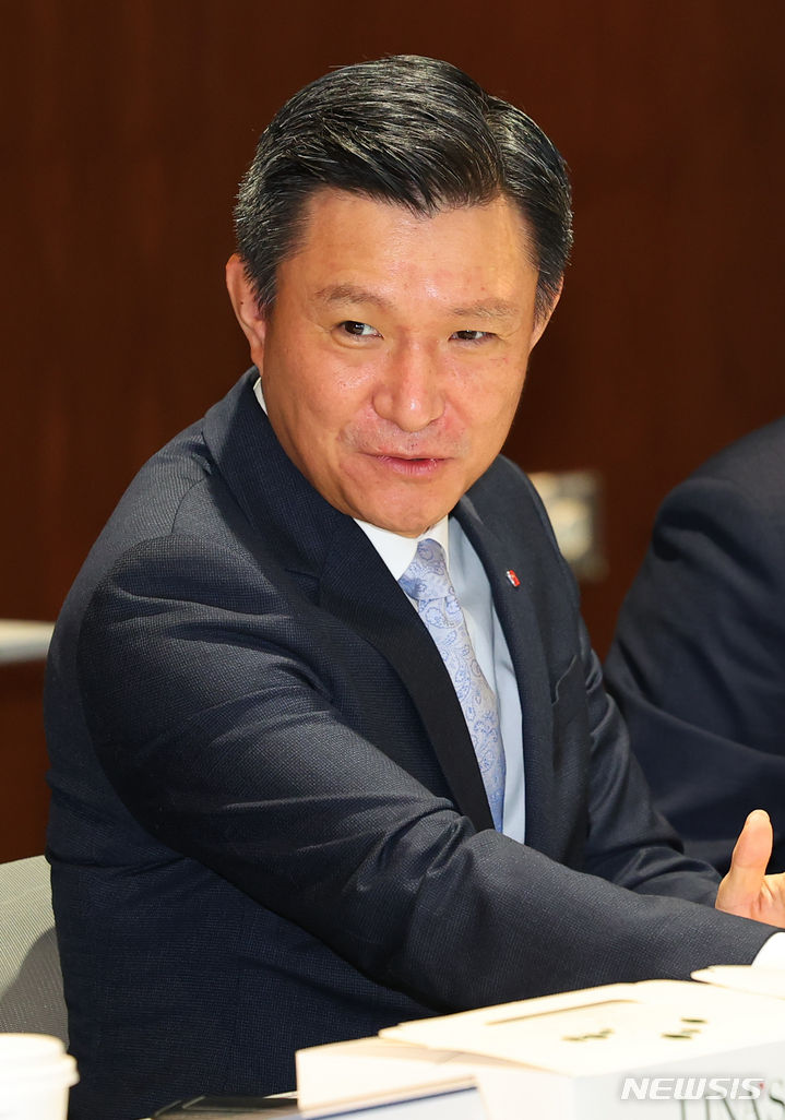 [단독] 김홍철 코리아세븐 대표 "위탁운영 방식 편의점 해외 진출도 검토"