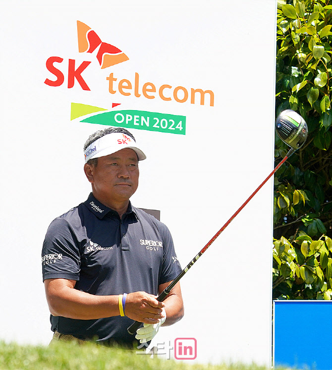 이틀 연속 선두 최경주, 최고령 우승까지 18홀 남겨 "잘 준비할 것"