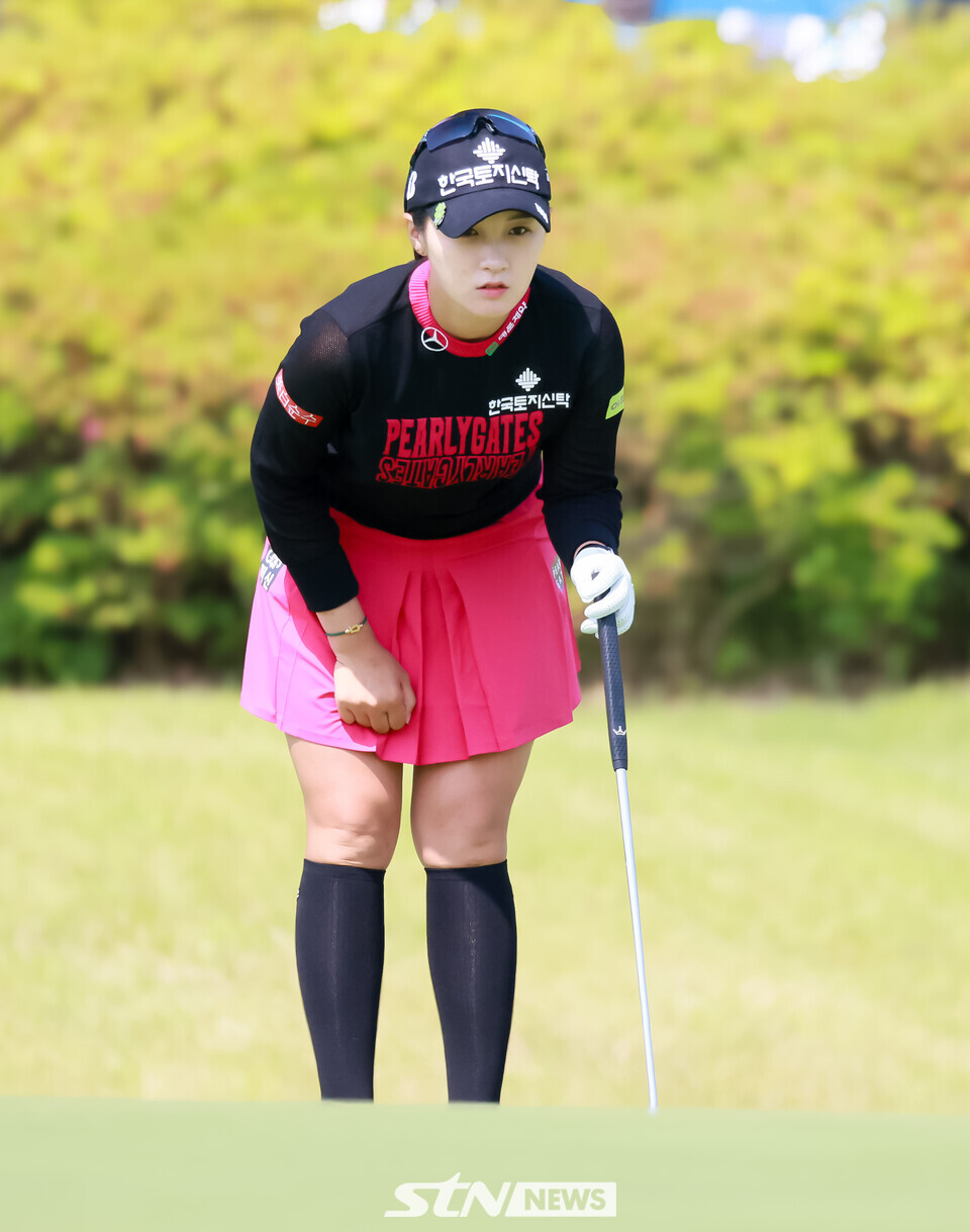 [STN포토]버디라인 살피는 박현경