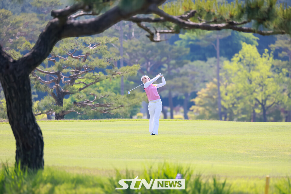 [STN포토]세컨드샷 날리는 이예원