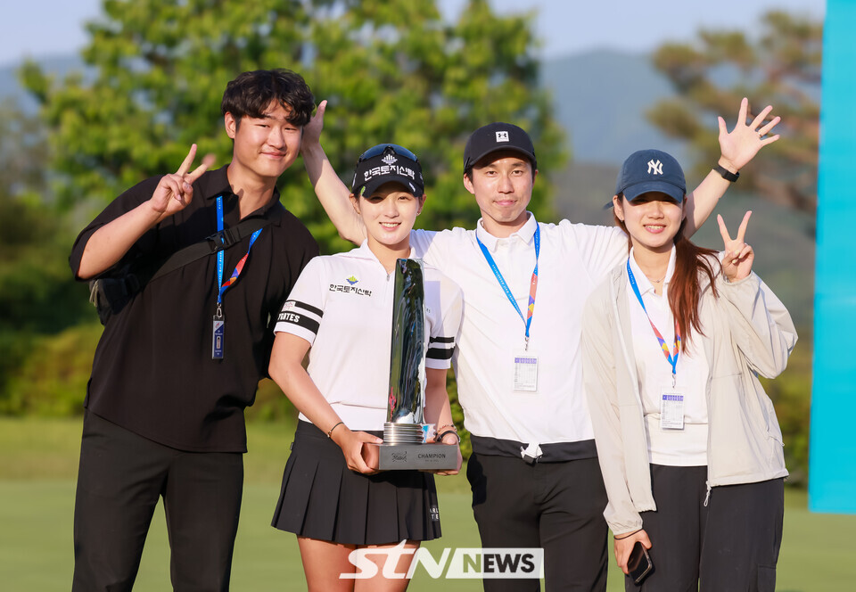 [STN포토]박현경, 매니저먼트 식구들과 함께