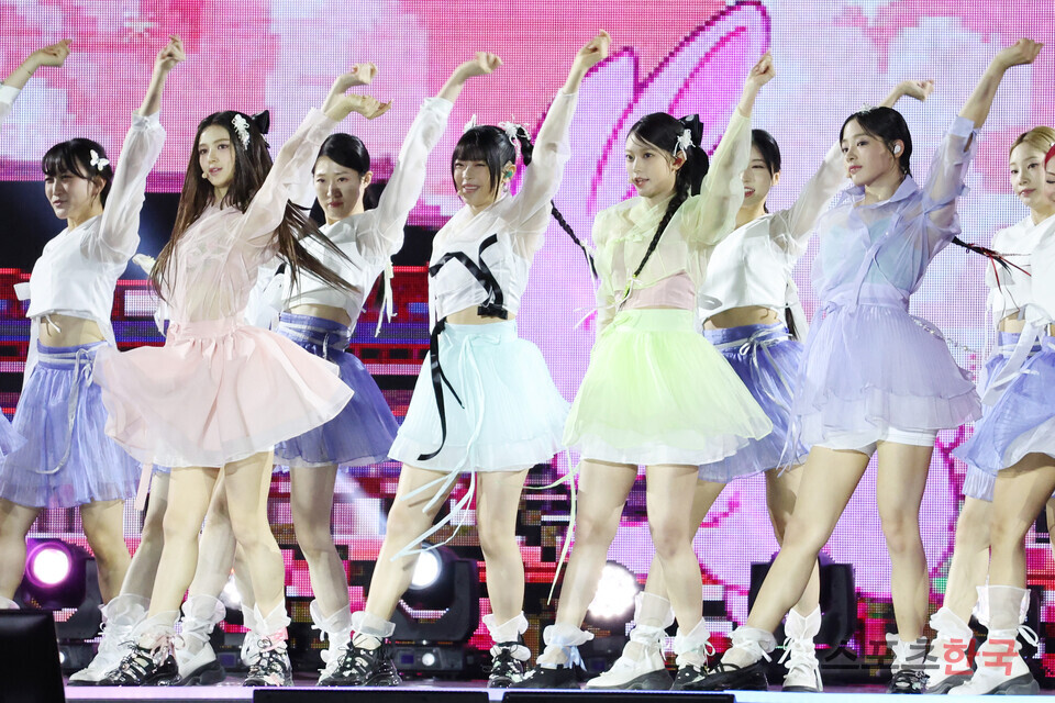 뉴진스, 하이브˙어도어 분쟁 속 첫 공식 무대…경복궁 수놓은 4인 4색 매력