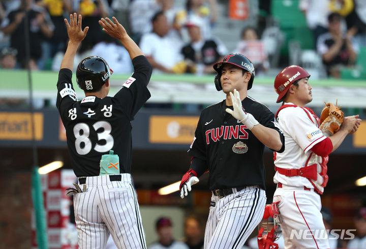 '홍창기 4타점·엔스 5승' LG, SSG 잡고 5연승 신바람