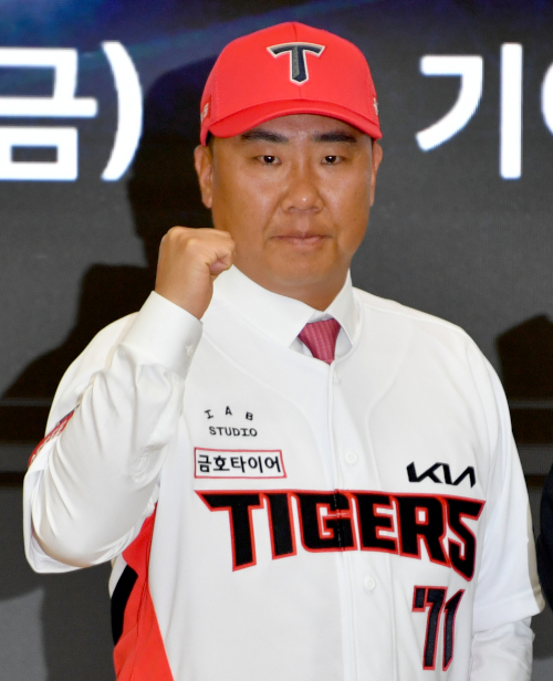 초보 감독 패기냐, 백전노장 지략이냐