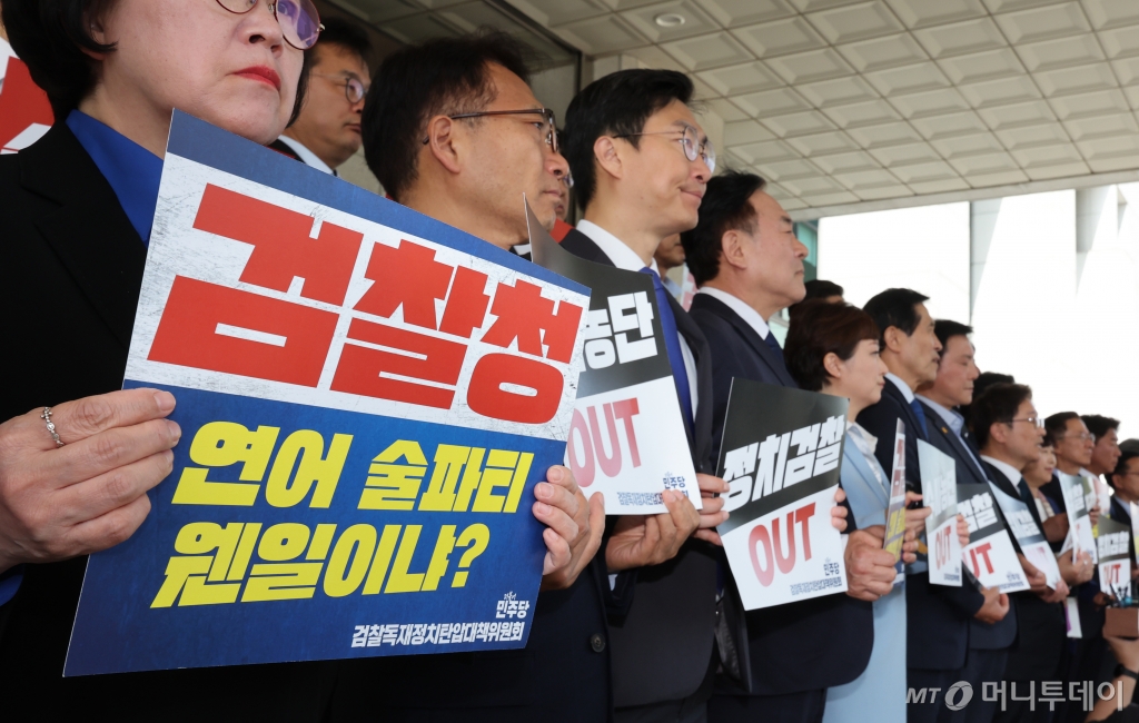 쌍방울 대북송금 이화영 유죄…이재명 사법리스크 불씨 살아나나