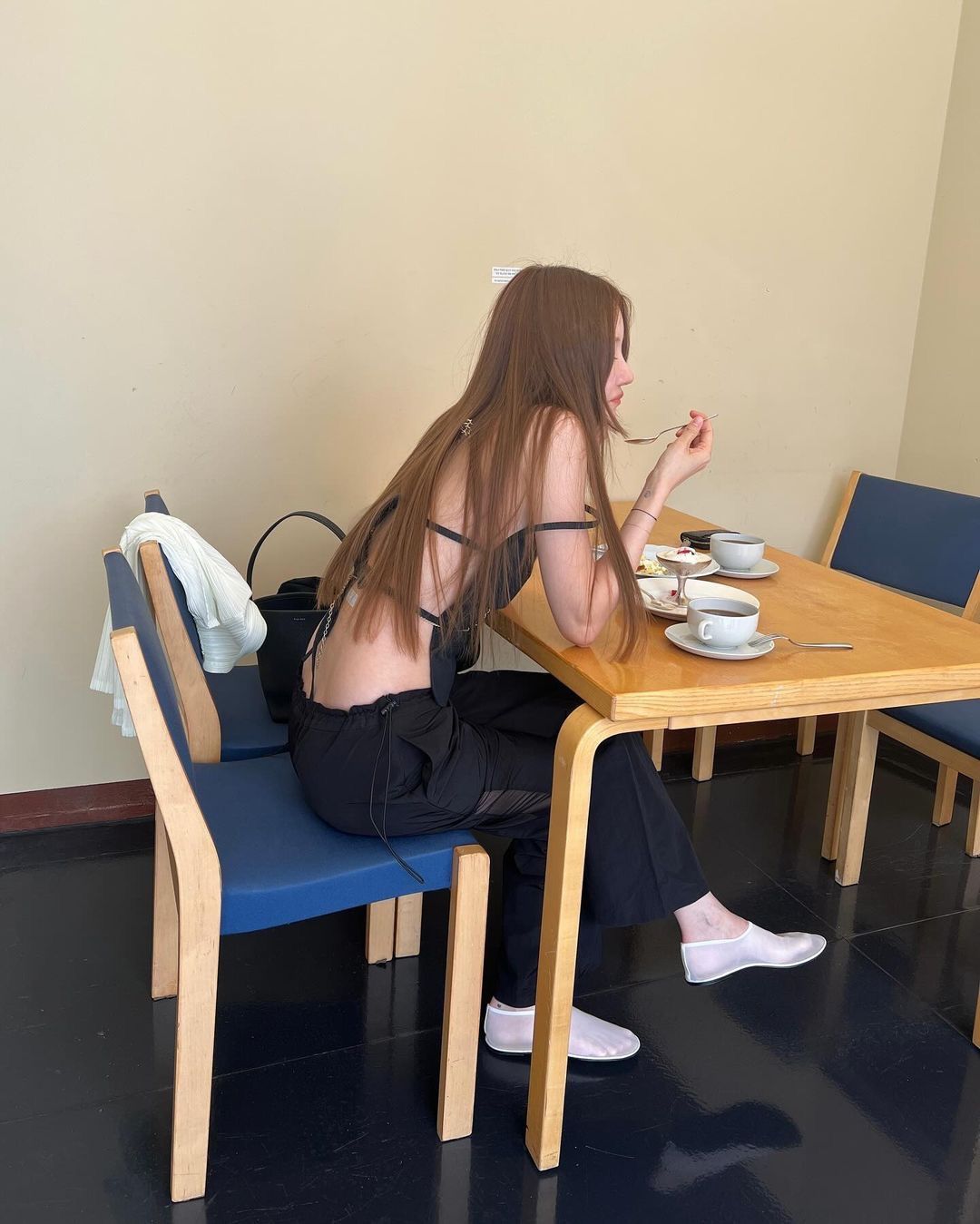 시원하고 예뻐! 요즘 유행하는 투명 신발 스타일링 모음