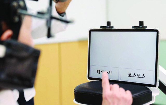 [And 건강] 자기장 흘려 뇌 자극… TMS+DTx로 경증 치매 치료 길 여나