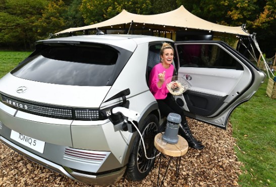 '오지에도 발전기 필요 없다'. 1톤 전기차 'V2L'로 척척 해결 | M투데이