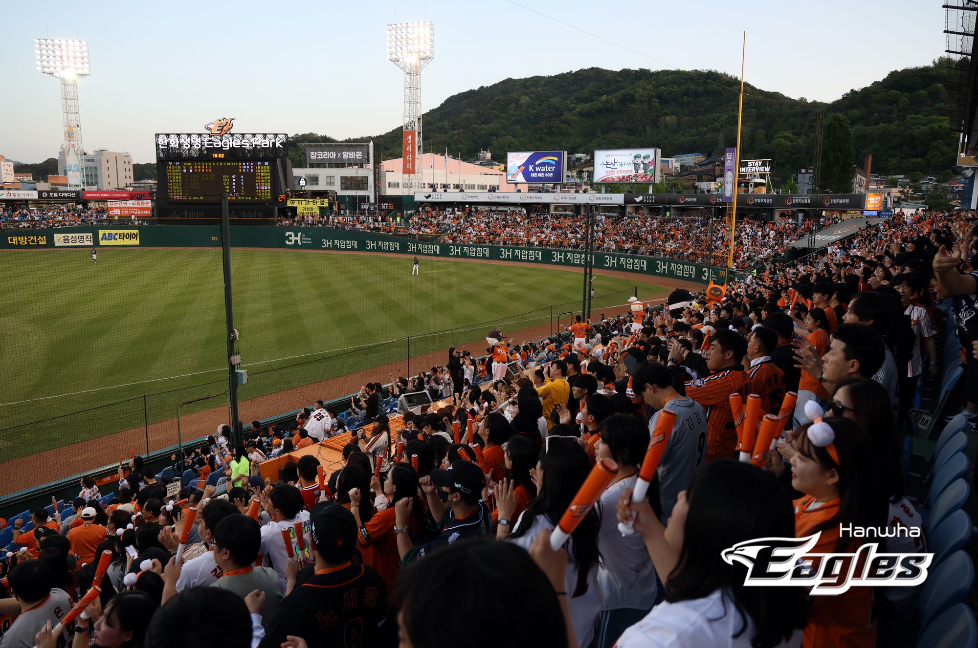 흥행 대폭발, KBO리그 '500만 관중' 돌파 초읽기!…'1000만 신화' 꿈 아니다, 한국스포츠 초대박 블록버스터 '현재진행형'